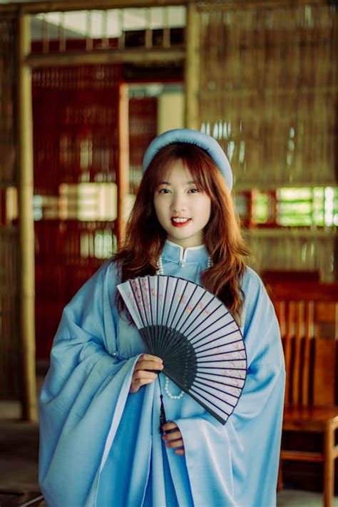 도시의 드레스 딸 서 있는 선풍기 소녀 손을 잡고 수직 쐈어 어린이 어머니 여성 전통 의상 패션 사진 포즈를 취하는 함께에 관한 무료 스톡 사진