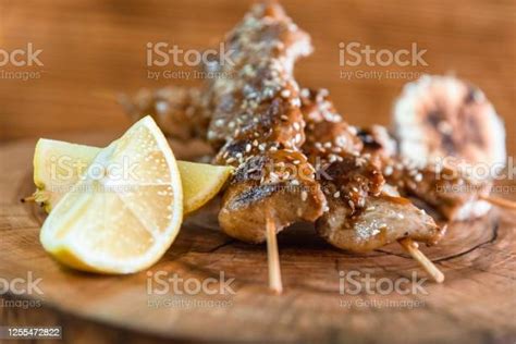 나무 배경에 꼬치에 고기의 조각을 식욕을 돋우는 음식 및 서빙 컨셉 고기에 대한 스톡 사진 및 기타 이미지 고기 구이 굽기 Istock