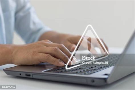 오류 및 유지 관리 개념입니다 알림 오류 및 유지 보수 경고에 대한 삼각형 주의 경고 표시가 있는 랩톱 컴퓨터에 입력하는 사업가 컴퓨터 바이러스 감지 개인 데이터 보호 가상