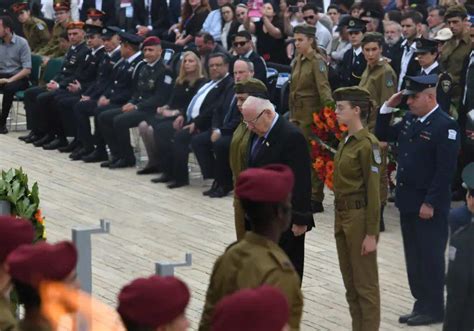 ការឈរស្មឹងស្មាធ គោរព វិញ្ញាណក្ខន្ធ ជនជាតិ ជ្វីហ្វ ៦លាននាក់ នៅ ក្នុង ព្រឹត្តិការណ៍ សម្លាប់ រង្គាល