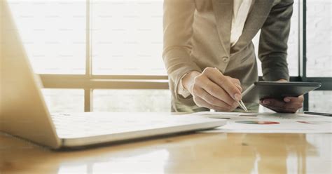 태블릿과 노트북 컴퓨터를 사용하여 재무 데이터로 작업하는 사업가 사진 Unsplash의 사무실 이미지