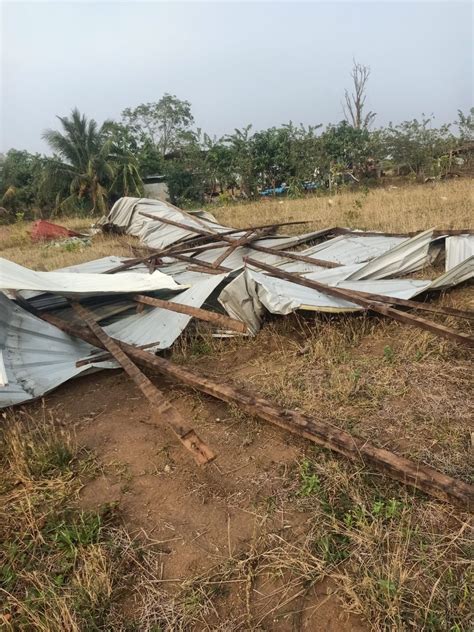 ភ្លៀងធ្លាក់លាយឡំខ្យល់កន្រ្តាក់បណ្ដាលឱ្យលំនៅឋាន របស់ប្រជាពលរដ្ឋចំនួន០៤ខ្នងខូចខាតនៅឃុំស្ទឹងត្រង់