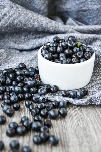 부엌 수건 나무 테이블에 유기농 블루베리의 작은 흰색 그릇 공간을 복사합니다 여름 과일 열매 0명에 대한 스톡 사진 및 기타