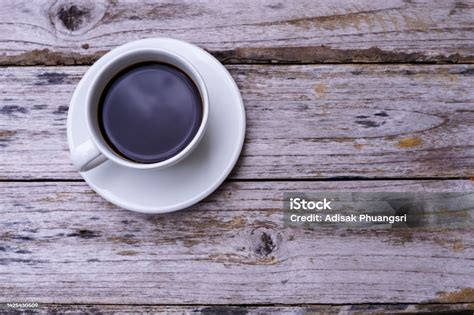 오래된 나무 테이블에 뜨거운 아메리카노 커피 접시에 커피 한 잔 아메리카노 블랙 커피 나무 바닥에 커피 컵 오후는 커피를 마시는 가장 좋은시기입니다 0명에 대한 스톡 사진