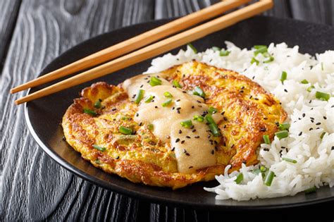 에그 푸 영 접시에 쌀 장식을 곁들인 갈은 돼지 고기 당근 및 콩나물로 채워진 쉽고 수제 레시피 수평 0명에 대한 스톡 사진 및 기타 이미지 Istock