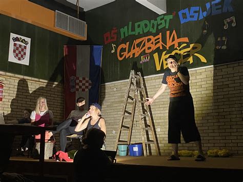 Foto Glumci Par Excellence Roditelji Osmaša Iz Mladosti Odigrali Predstavu Za Kraj škole