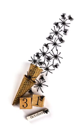 할로윈 엽서 가을의 전통 축제 장식 및 파티 개념 거미는 흰색 배경에 고립 플랫 레이 상단 보기 복사 공간 10월에 대한 스톡 사진 및 기타 이미지 Istock