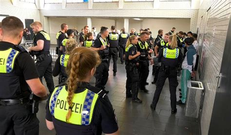 Aufregung In Hamburg Polizei Räumt U Bahn Feldstraße Mopo