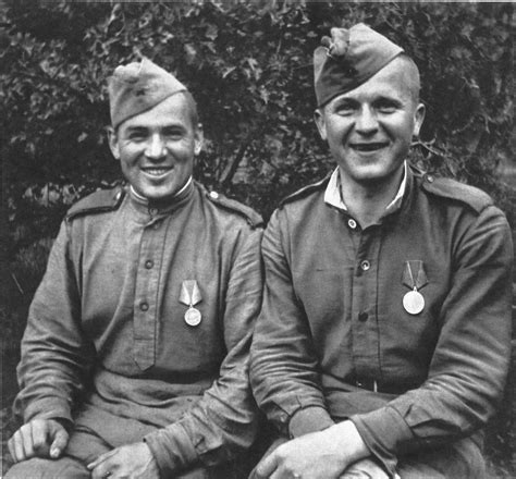 Два советских рядовых с медалями «За отвагу в Чехословакии — военное фото