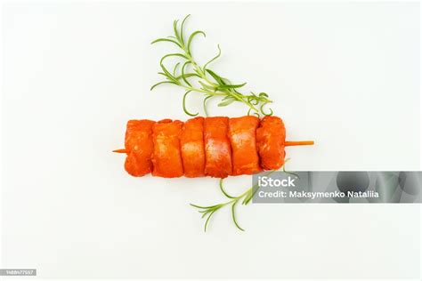 닭고기 클로즈업 디자이너를 위한 조달 흰색 바탕에 껍질이 없는 신선한 생 절인 닭 다리 고기 꼬치 절인 Fresh닭 꼬치 고기 0명에 대한 스톡 사진 및 기타 이미지