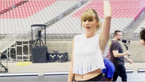 Belly Button Peeked Out Scrolller Belly Button Peeked Out Scrolller
