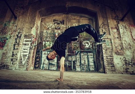 Bboy Doing Handstand On Street库存照片353783918 Shutterstock