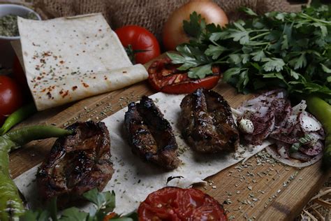 Bbq 가정 요리 고기 요리 구운 고기 녹색 고추 녹지 다채로운 식사 도금 접시 라이프스타일 맛있는