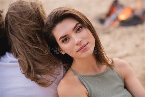 Foto De Una Jovencita Linda Sentada Vestida Con Ropa Informal Fuera De