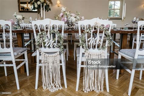 낭만적인 세트 테이블에서 신부와 신랑을 위한 흰색 나무 의자 0명에 대한 스톡 사진 및 기타 이미지 0명 결혼 의식 결혼식 Istock