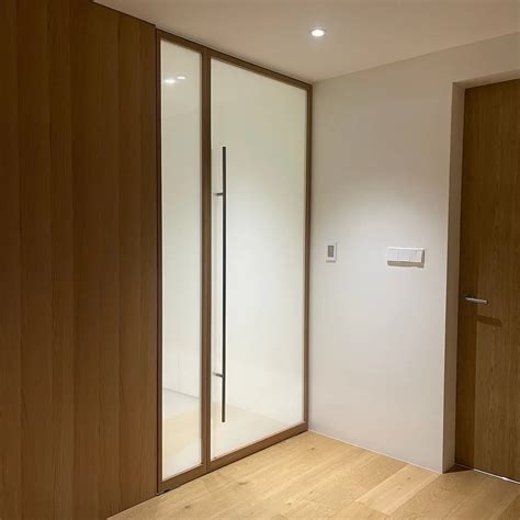 다올금속ㅣ철제중문 현관중문 현관인테리어 중문인테리어 사진으로 다 담기 어려운 무드 특히 패브릭 접합유리긴 시공된 현장은 더 그런것같아요 한번 매력에 빠지면 쉽게 다른