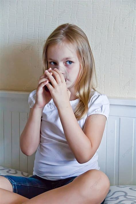 พื้นหลังสาวน่ารักกำลังดื่มเครื่องดื่มเครื่องดื่มเครื่องดื่ม รูปถ่าย และ