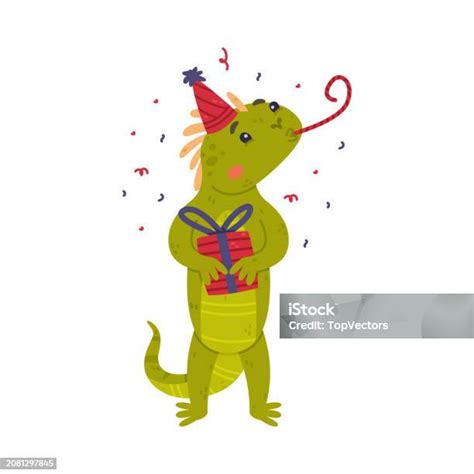 재미있는 녹색 이구아나 캐릭터 와 비늘 부는 휘파람 서 있는 에서 생일 모자 와 선물 상자 벡터 일러스트 공휴일에 대한 스톡