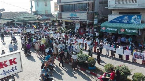 ျမန္မာ ၂ ဦး ေသဒဏ္ခ်မွတ္ခံရမႈ ေကာ့ေသာင္းၿမိဳ႕တြင္ ဆႏၵျပ ဓာတ္ပံု