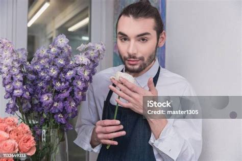 중소 기업 꽃가 게에서 남성 플로리스트 장식 및 준비를 하는 꽃 디자인 스튜디오 개념에 대한 스톡 사진 및 기타 이미지 개념