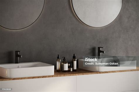 3d는 수도꼭지 아침 햇살 벽 우아함이 있는 흰색 세라믹 도자기 세면대가 있는 욕실의 이중 세라믹 세면대 조리대에 원근감 있는 빈 공간을 닫습니다 0명에 대한 스톡 사진 및