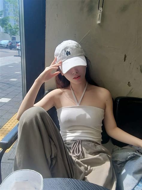 난 남자애들이 은근슬쩍 찔러보는게 이해가 안되네 심지어 여친있어도 프사한번 바뀌면 대충 톡하나 프사 너무 예쁘다 더 이뻐