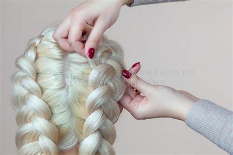 美丽高清图片 美丽的女孩和白肤金发碧眼女人头发 头发dresser编一br一idclosure关闭 美丽的女孩和白肤金发碧眼女人头发 头发