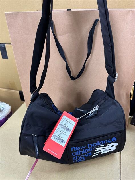 New Balance 黑色 斜背包 肩背包 側背包 韓國購入 她的時尚 包包、錢包 腰包、胸包在旋轉拍賣