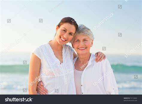 68818 Mother Daughter Beach 图片、库存照片和矢量图 Shutterstock