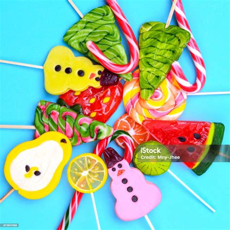 밝은 다채로운 크리에이 티브 롤리팝 배경입니다 파란색 배경에 사탕 막대 사탕의 혼합 눈사람 크리스마스 트리 과일 및 사탕 지팡이 0명에 대한 스톡 사진 및 기타 이미지