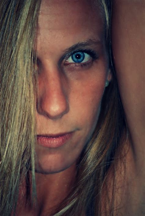 무료 이미지 사람 소녀 여자 사진술 초상화 모델 색깔 푸른 레이디 금발의 말뿐인 헤어 스타일 눈썹 입 긴 머리 닫다 인간의 몸 포즈를