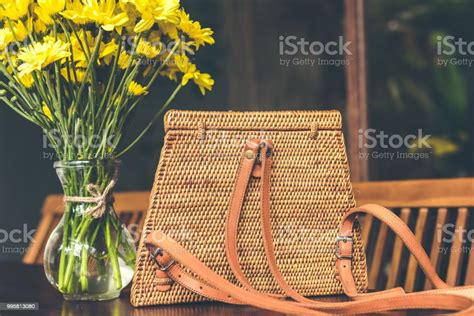레스토랑의 발리 섬에 나무 테이블에 세련 된 등나무 배낭 0명에 대한 스톡 사진 및 기타 이미지 0명 가방 갈색 Istock