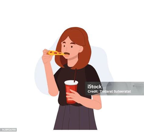 여자는 다른 손에 유리 청량 음료를 들고있는 동안 피자 한 조각을 먹고 있습니다 먹는 개념을 즐기십시오 벡터 일러스트레이션