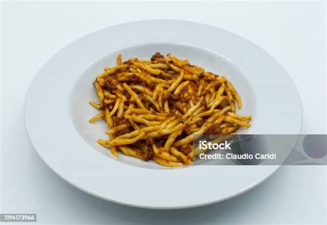 라구 볼로네즈소고기와 함께 전통 이탈리아 파스타인 트로피 흰색 접시 흰색 배경 전통적인 파스타 건강한 생활방식에 대한 스톡 사진 및 기타 이미지 Istock