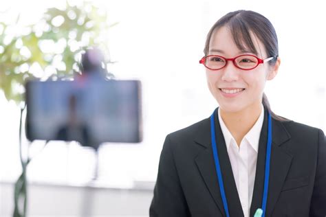 動画撮影中に笑顔の女性の無料写真素材 Id 81633｜ぱくたそ