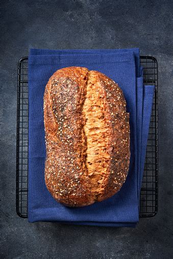 어두운 회색 표면에 씨앗을 곁들인 신선한 수제 장인 빵 맨 위 보기입니다 공간을 복사합니다 닫습니다 빵 빵집 배경 개념 갈색에 대한 스톡 사진 및 기타 이미지 Istock