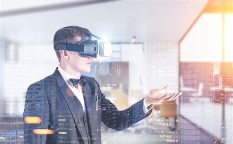 Vr 안경 나비넥타이 양복을 입은 잘생긴 공정한 머리 사업가의 측면 그는 사무실 배경에 서 있다 도시 풍경 톤 이미지 이중 노출 모형 프리미엄 사진