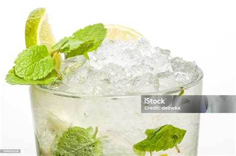 칵테일 알코올 모히토 시럽 라임 민트 쿠바 럼 얼음 흰색 배경에 유리에 알코올 칵테일 격리 레스토랑 칵테일 카드 카페 메뉴