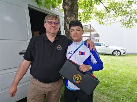 Франц эр олимпийн эрх авсан Монгол тамирчинд буу бэлэглэжээ