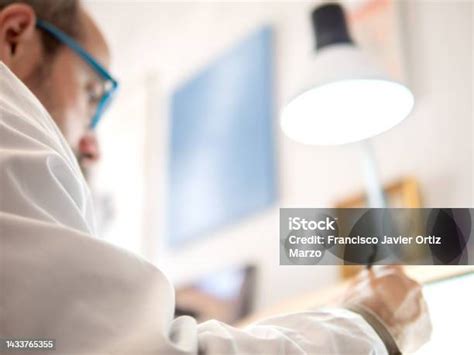 집중하지 않은 예술가가 자신의 그림 스튜디오의 작업 테이블에서 그림을 그립니다 1에 대한 스톡 사진 및 기타 이미지 1 45 49세 경기 조추첨 Istock