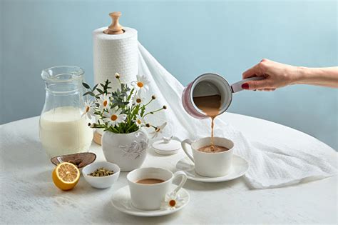 밝은 파란색 배경이 있는 테이블에서 조식이 제공됩니다 복사 공간 테두리가있는 파란색 테이블에 아침 식사 설정 우유를 곁들인 코페 플랫 레이 갈색에 대한 스톡 사진 및 기타