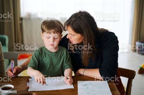 행복한 가족 작은 아들을 그림과 함께 그리기와 어머니 코카서스 소년 와 그의 어머니 공부 에 홈 2명에 대한 스톡 사진 및 기타