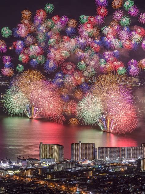 この幻想的な景色の数々は、全部花火！奇跡の写真や映像をご覧ください びわ湖花火大会 Togetter トゥギャッター