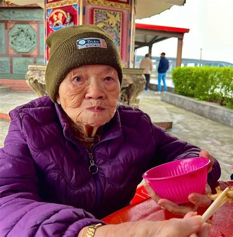 《戴扁帽廟裡拜拜並吃平安粥的97歲阿嬤》 網友日前與阿扁分享他阿嬤，今年已經97歲高齡，天冷戴起扁帽到廟裡拜拜，並吃平安粥，流露出滿足的表情