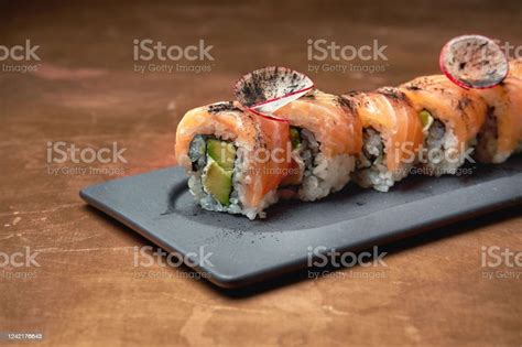 클래식 한 일본 스시 롤 구리 금속 배경에 검은 접시에 크림 치즈 아보카도와 연어와 필라델피아 롤 초밥에 대한 스톡 사진 및 기타 이미지 Istock