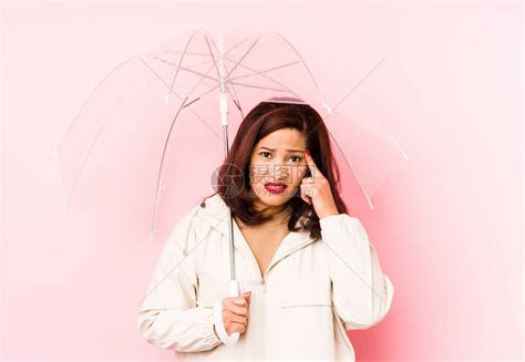 中年时身着雨伞的拉丁裔女与食人者表现出失望的姿态高清图片下载 正版图片504136069 摄图网