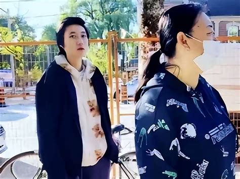 成龙私生女加拿大街头被偶遇，排队领救济食物，在餐馆打工养太太工作生活年轻人