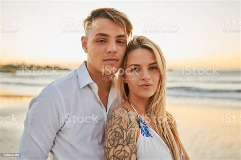 해변 커플의 일몰 사랑 초상화는 낭만적인 데이트에서 함께 휴식을 취하고 차분하며 야외 양질의 시간을 함께 즐깁니다 자유 평화
