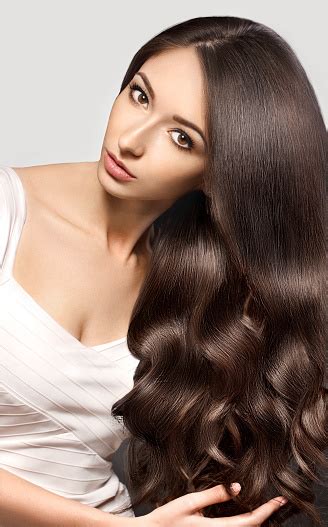 건강한 갈색 머리를 가진 아름다운 여자입니다 아름다움 모델 갈색 머리 소녀 만지는 그녀의 긴 부드러운 빛나는 머리 화려한 머리 헤어스타일 헤어 화장품 헤어 케어 갈색 머리에