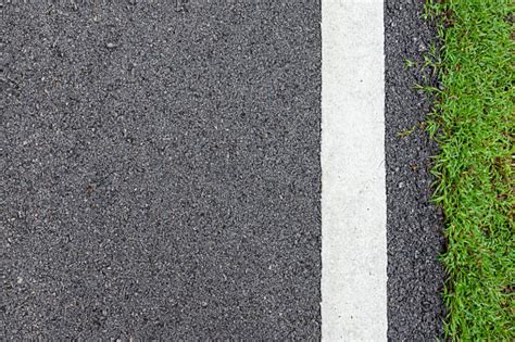 표면 그런지 거친 아스팔트 검은 어두운 회색 도로와 녹색 잔디 텍스처 배경 빈 복사 공간 상단 보기 추상적 인 원활한 활주로 0명에 대한 스톡 사진 및 기타 이미지 Istock